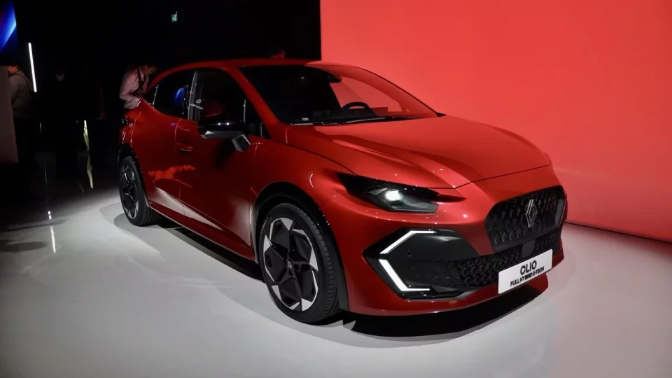 Renault představil nové Clio. Slibuje dojezd až tisíc kilometrů a ...