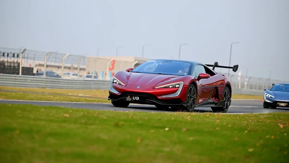 Řídili jsme čínský hypersport Yangwang U9: Nejrychlejší auto na světě ...