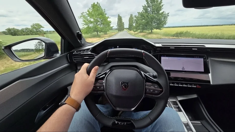 Peugeot 408 je po modernizaci ještě odvážnější. Mezi českými řidiči ...