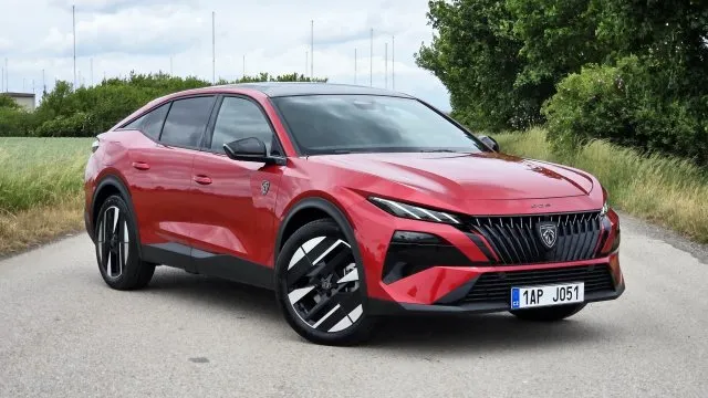 Peugeot 408 je po modernizaci ještě odvážnější. Mezi českými řidiči ...
